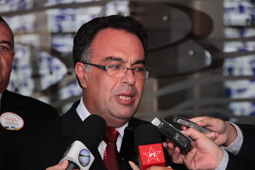 Crise no PT: André Vargas volta atrás e diz que fica
