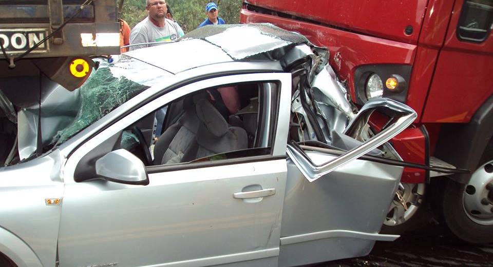 Engavetamento deixa carro destruído na BR 153 - Vvale