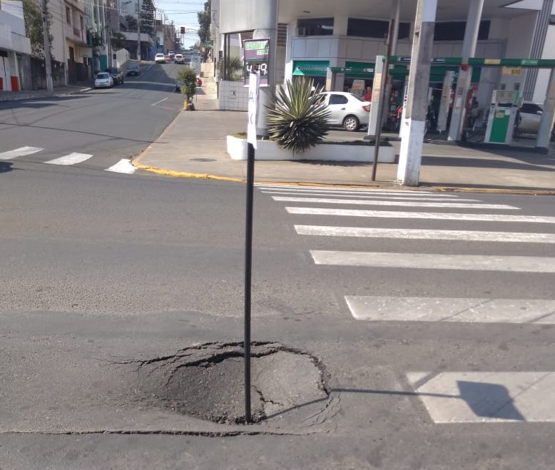 Placa indica buraco no centro de Porto União - Vvale