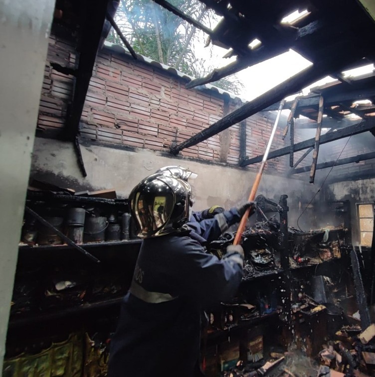 Incêndio em edificação é combatido pelos Bombeiros em União da Vitória ...