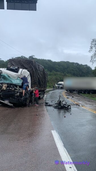 Acidente entre dois caminhões interdita BR-476